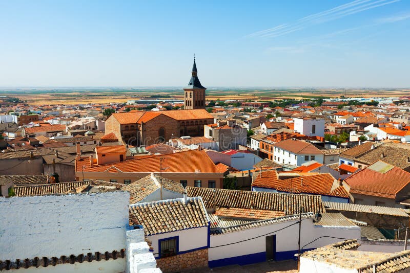 Campo De Criptana En Verano La Mancha, España Imagen de archivo ...