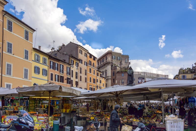Campo de Fiori en Roma imagen editorial. Imagen de plaza - 93329230