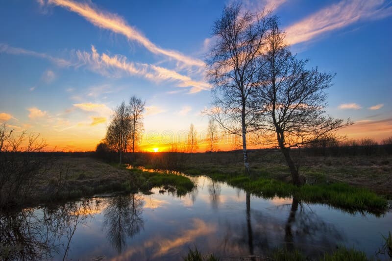Campo De La Puesta Del Sol Con El Río Imagen de archivo - Imagen de ...