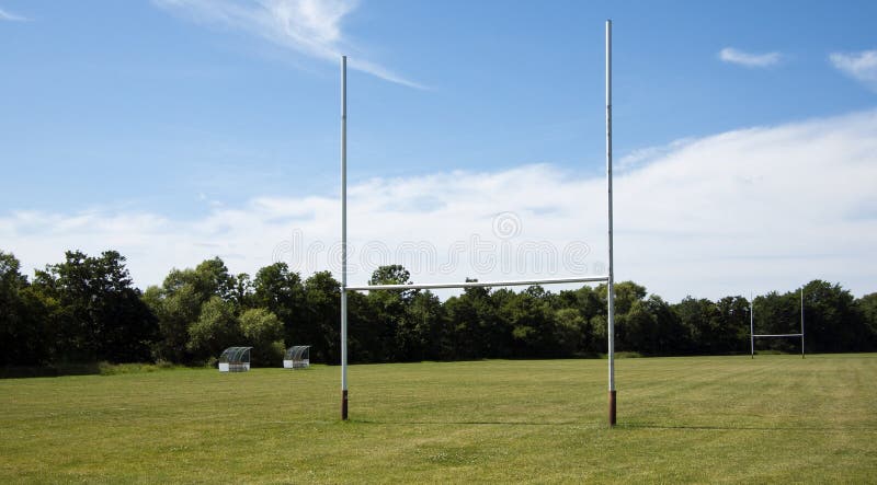 Campo e pali di rugby fotografia stock. Immagine di rugby - 24178852