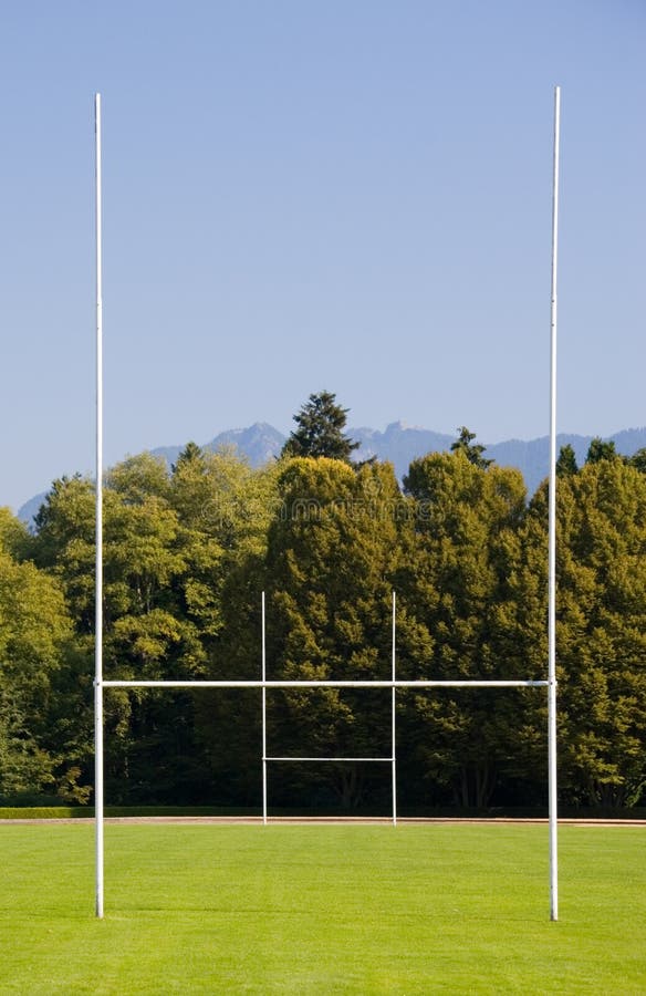 Campo e pali di rugby fotografia stock. Immagine di rugby - 24178852