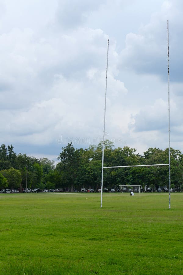 Campo e pali di rugby fotografia stock. Immagine di rugby - 24178852