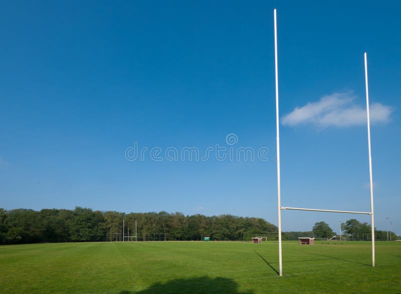 Campo e postes do rugby foto de stock. Imagem de lazer - 24178758