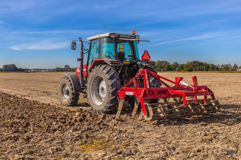 Campo De Arado Del Alimentador Foto de archivo - Imagen de marzo, grada ...