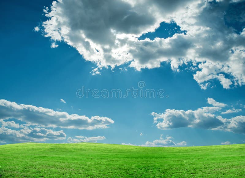 Campo verde y cielo azul imagen de archivo. Imagen de azul - 189742637