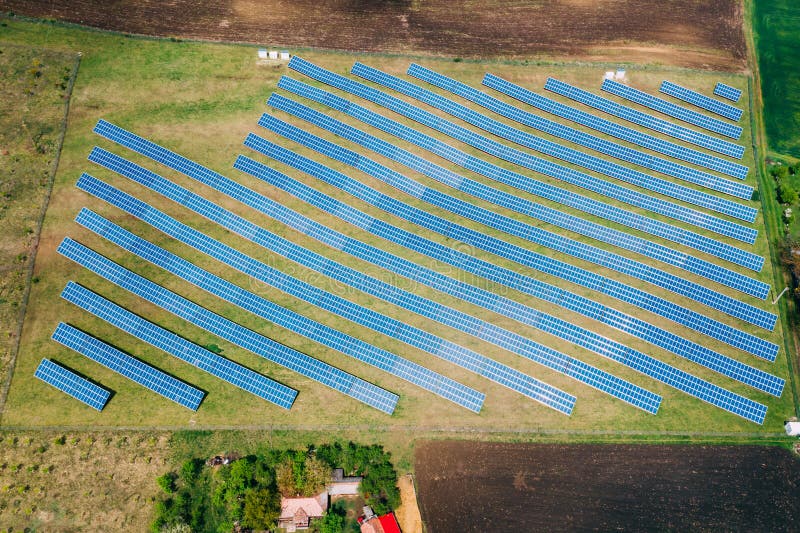 Campos de paneles solares imagen de archivo. Imagen de paneles - 172513735