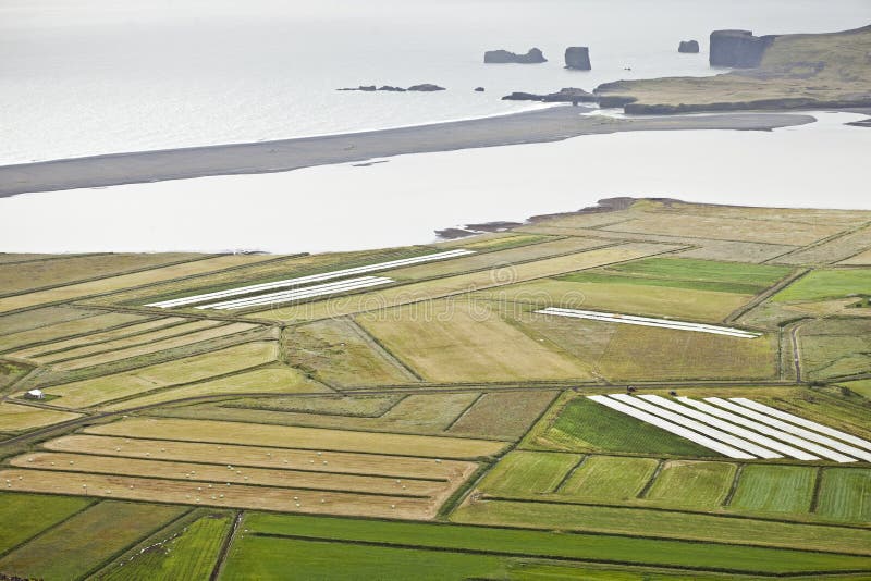Campos en Islandia imagen de archivo. Imagen de campos - 22022219