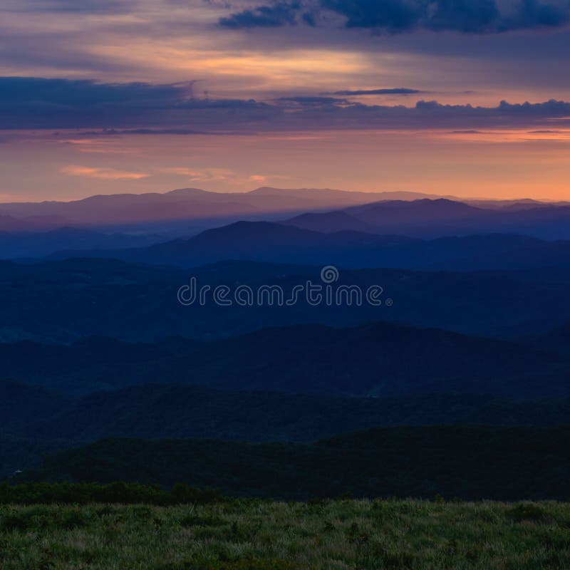 Campos Grassos E Camadas De Montanhas Blue Ridge Imagem de Stock ...