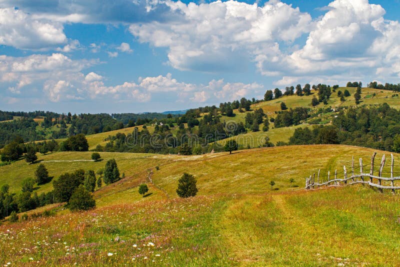 Campos rurales imagen de archivo. Imagen de azul, prado - 37135199