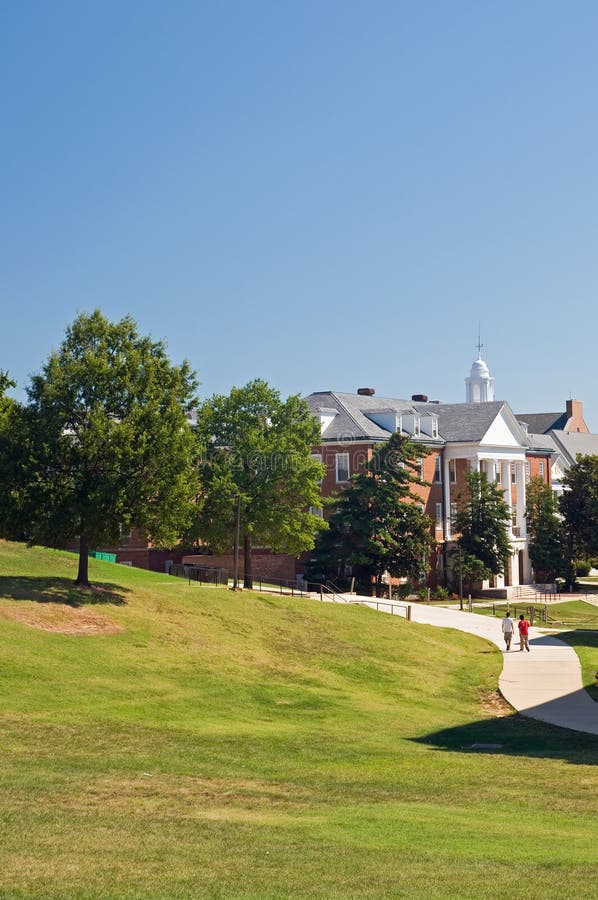 Campus universitaire image stock. Image du instruction - 6274827