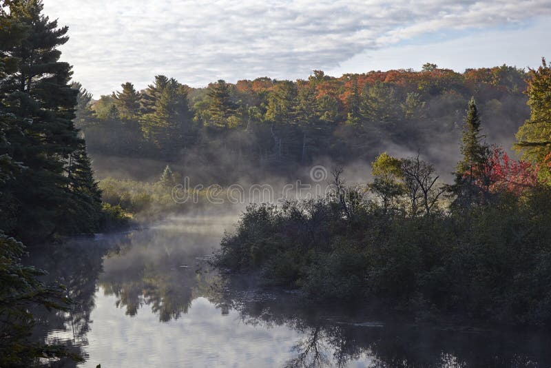 Canadees Landschap: Zonsopgang Bij Pyramid Lake in Jasper National Park ...
