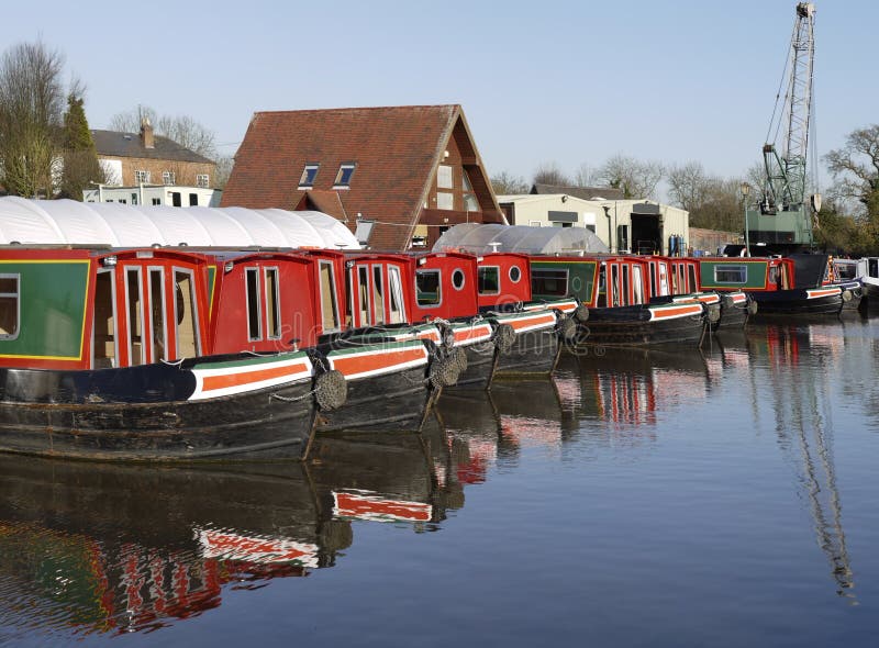 Red Barge on the Union Canal Stock Image - Image of boathouse, union ...