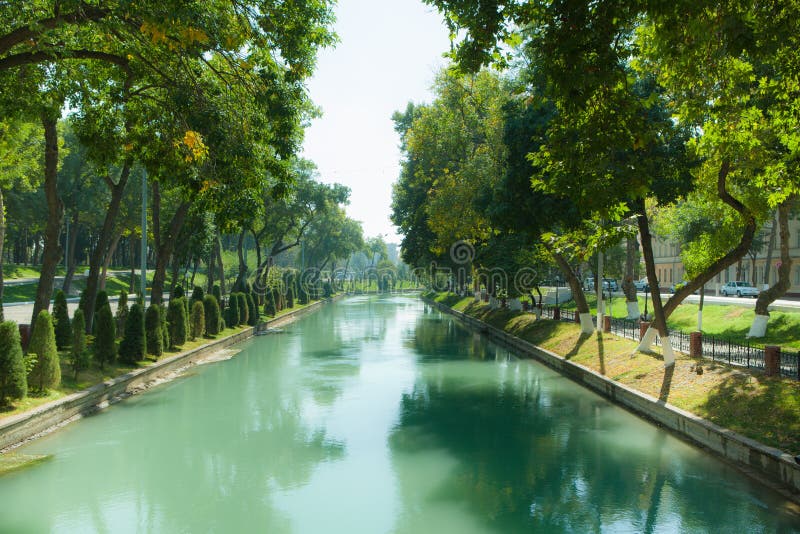 Canal de Anhor en Tashkent foto de archivo. Imagen de verde - 108468570