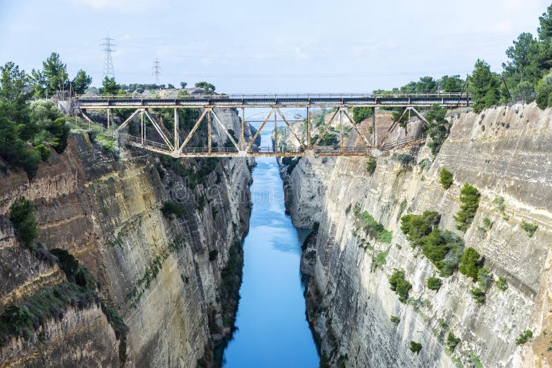 Canal De Corinto En El Istmo De Corinto, Grecia Foto de archivo ...