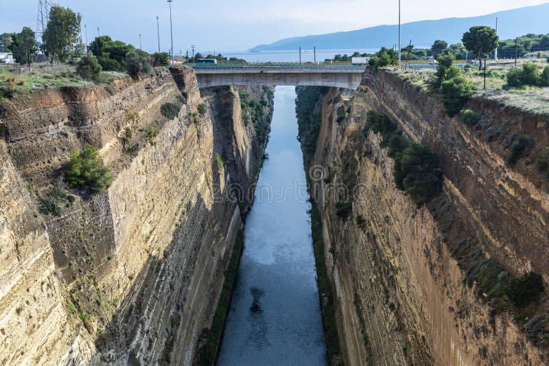 Canal De Corinto En El Istmo De Corinto, Grecia Foto de archivo ...