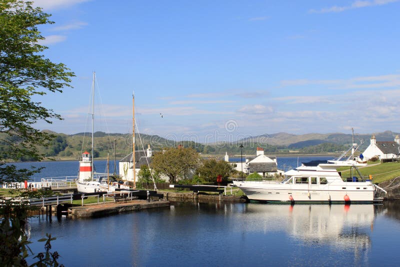 Canal De Crinan Da Bacia De Llighthouse, De Barco E De Canal Foto de ...