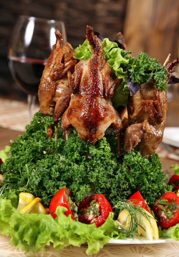 Codornices Cocidas Al Horno Foto de archivo - Imagen de juego ...