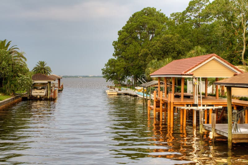 Canal, muelles, y río imagen de archivo. Imagen de motora - 4858229