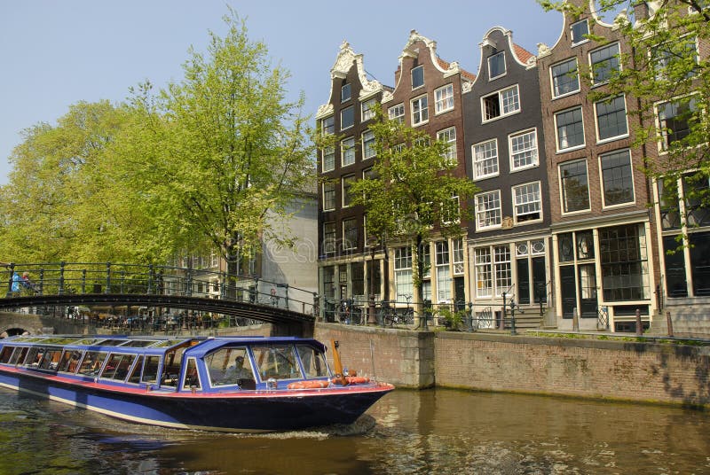 Canale Di Amsterdam Con La Barca Immagine Stock - Immagine di centrale ...