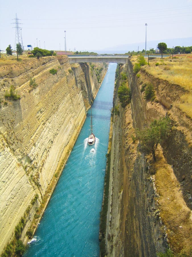 Il Ponte Del Mezzo Sommergibile Del Canale Di Corinto Fotografia Stock ...