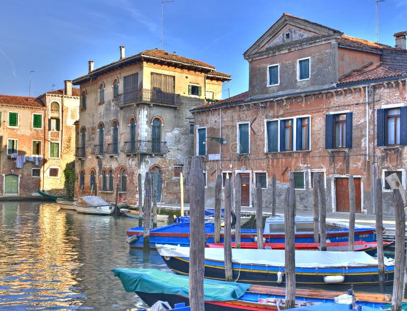 Canale Di Venezia Con Le Case in Modo Bello Colorate Immagine Stock ...