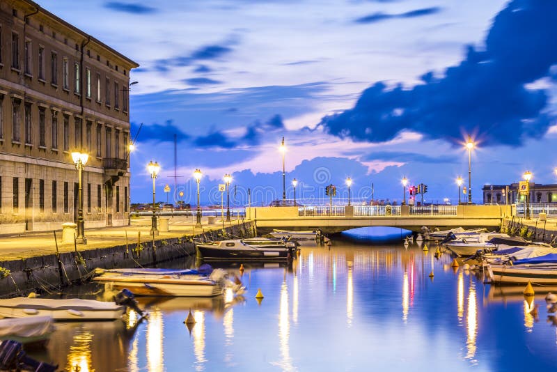 Canale Grande Nel Centro Urbano Di Trieste, Italia Fotografia Stock ...
