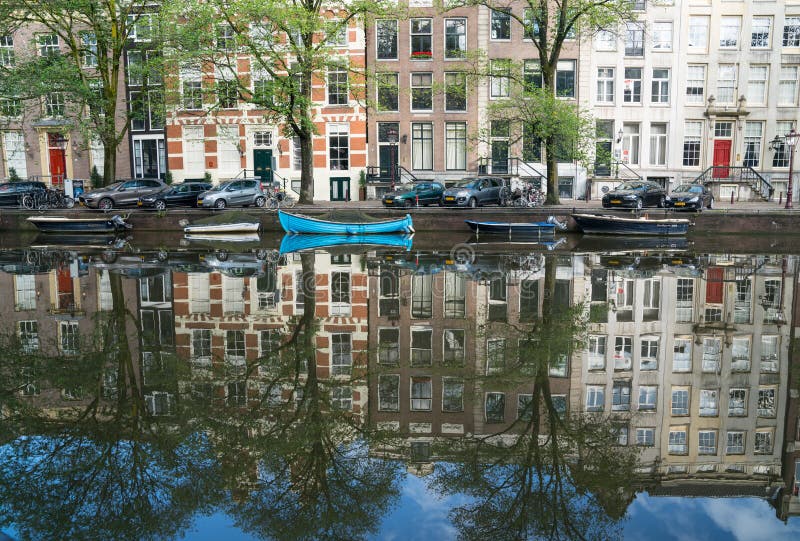 Canales de Amsterdam foto editorial. Imagen de holanda - 102953496