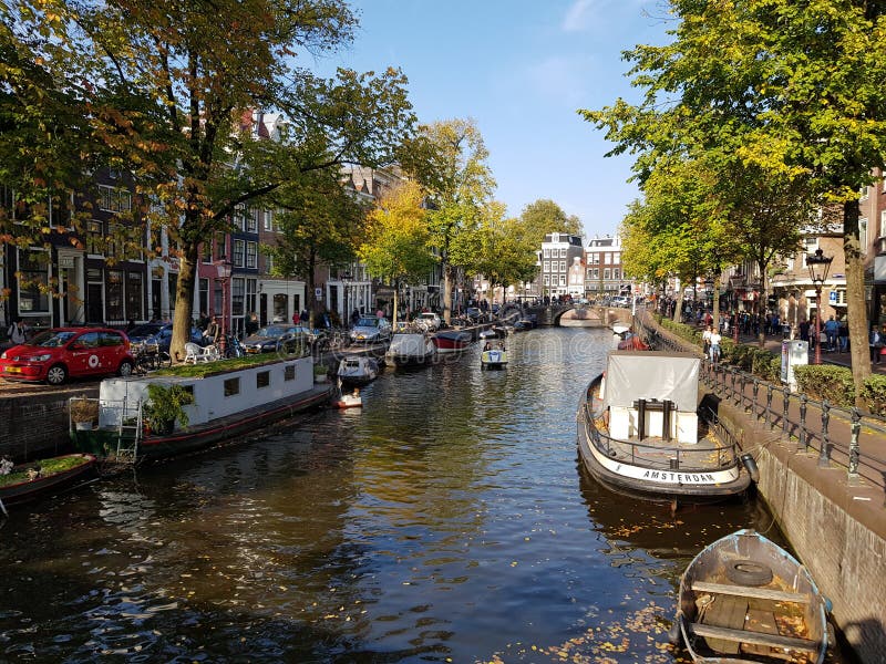 Canales de Amsterdam imagen editorial. Imagen de recorrido - 128176105