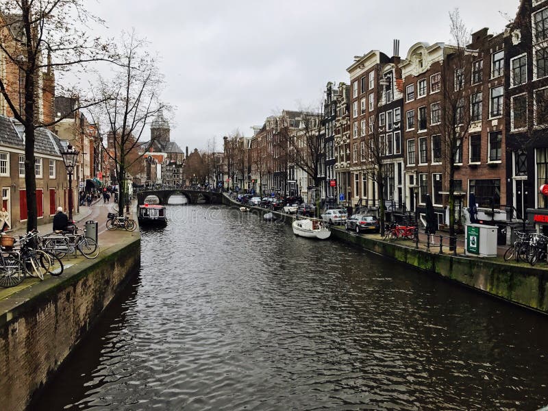 Canales de Amsterdam editorial stock photo. Image of canal - 91122858
