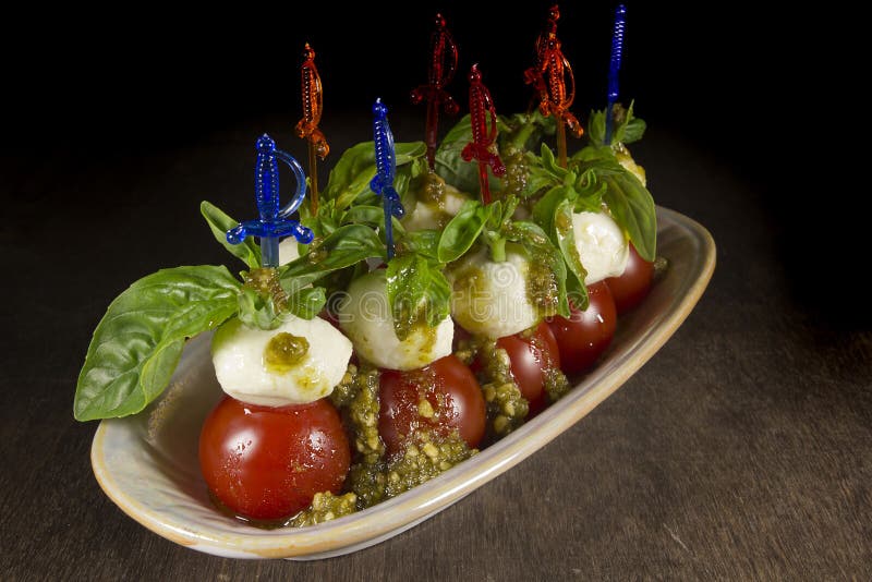 Canape Caprese Pour Le Buffet Photo stock - Image du fromage, italien ...