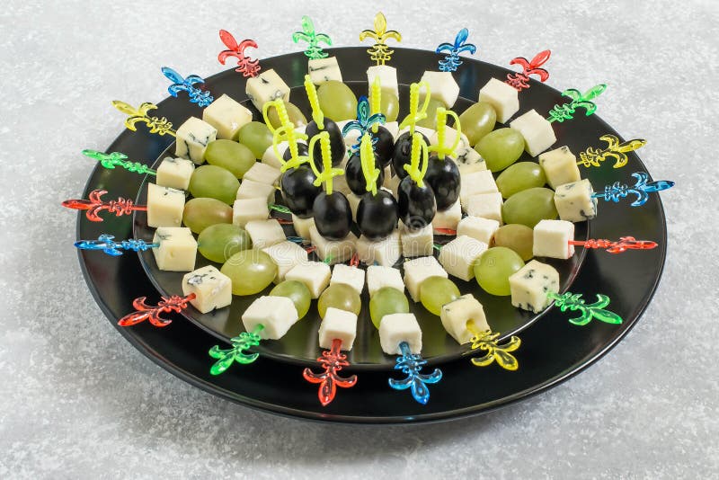 Canape Con Dos Clases De Queso Y De Uvas Imagen de archivo - Imagen de ...