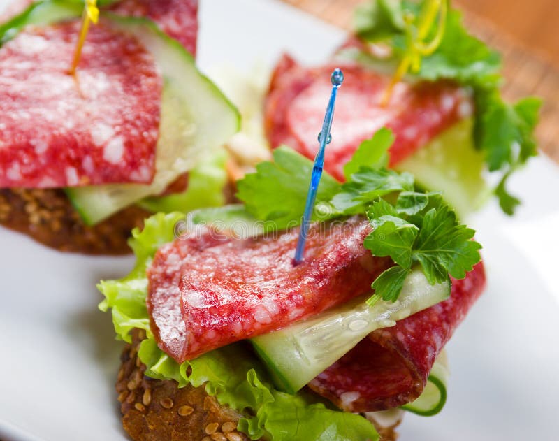 Canape mit Salami und stockbild. Bild von aperitif, kulinarisch - 13523939