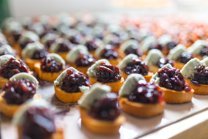 Canapes com pasta e doce foto de stock. Imagem de restaurante - 43414638