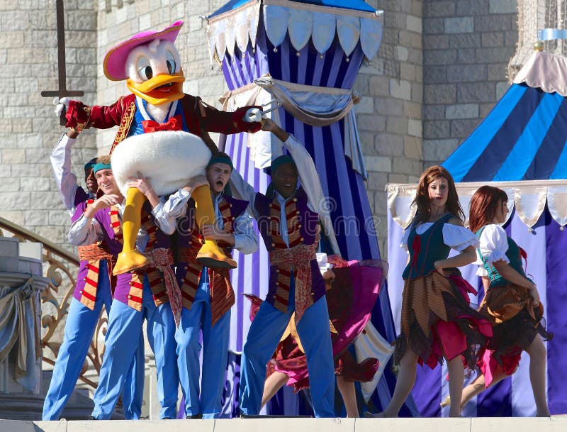 Canard Et Amis De Donald Chez Disneyworld Image stock éditorial - Image ...