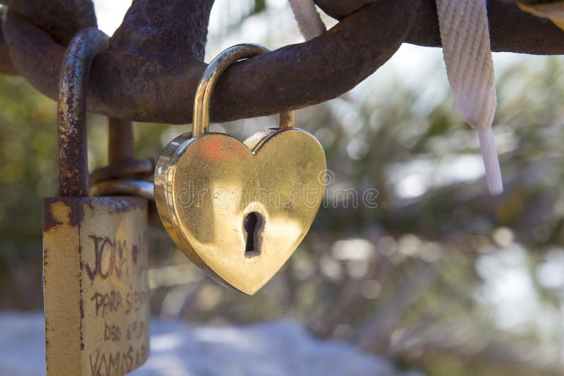 Corazón del candado imagen de archivo. Imagen de flirting - 18350025