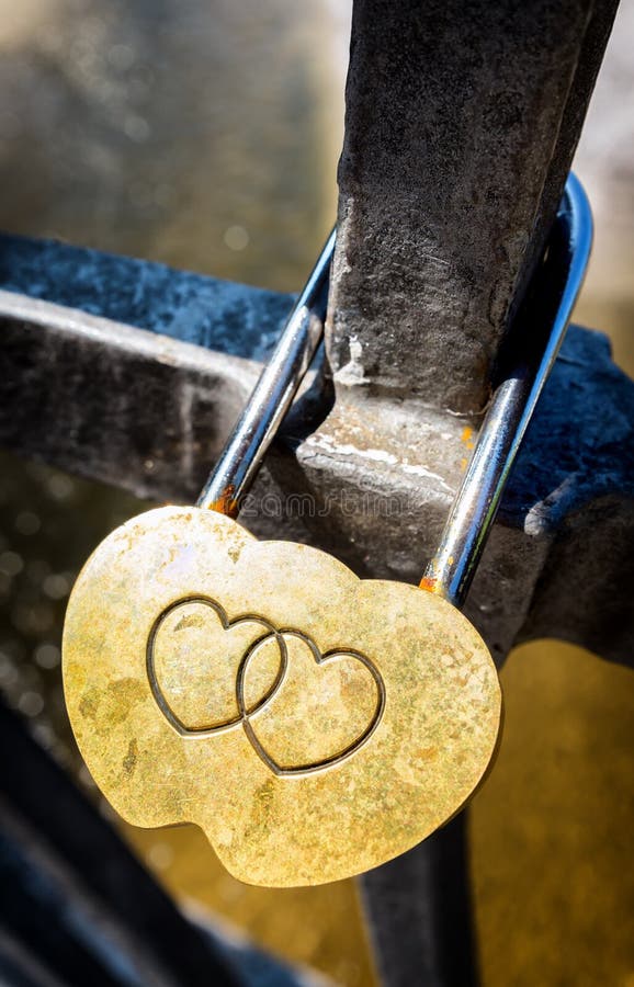Candado del amor imagen de archivo. Imagen de boda, bloqueos - 61225507