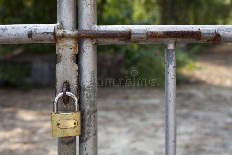Candado En La Puerta Del Metal Imagen de archivo - Imagen de proteja ...