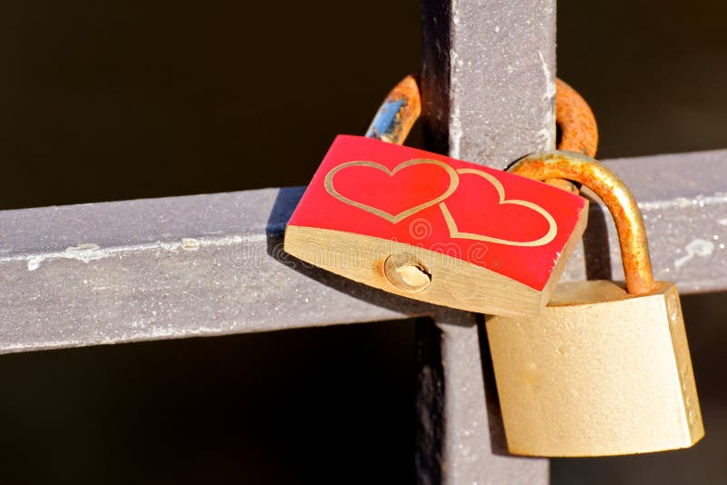 Candados Del Amor En Un Puente Foto de archivo - Imagen de candado ...