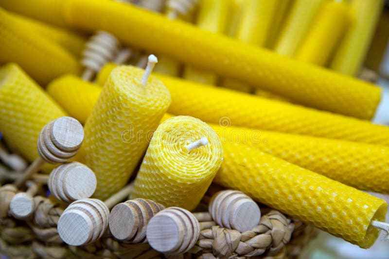 Candele Della Cera Delle Api Ed Erogatore Del Miele Immagine Stock ...