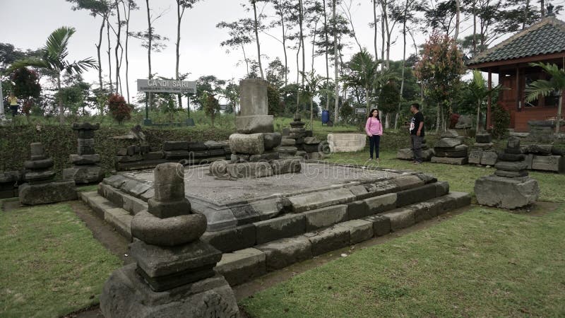 Girl at Borobudur editorial photography. Image of asia - 101975027