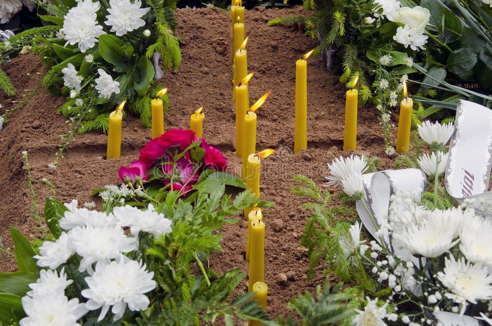 Candles on the grave. stock photo. Image of flame, candle - 20464676