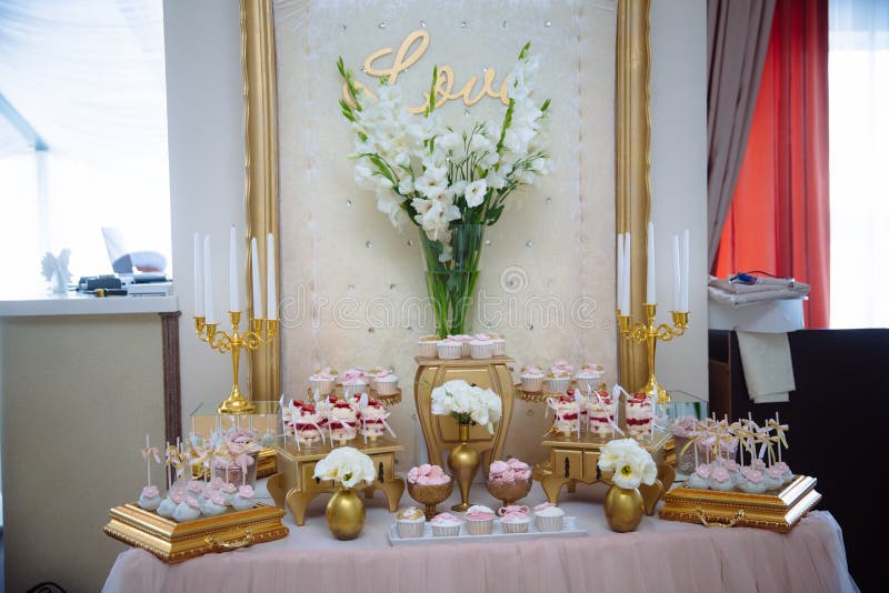 Candy Bar. Table with Sweets, Buffet with Cupcakes, Candies, Dessert ...