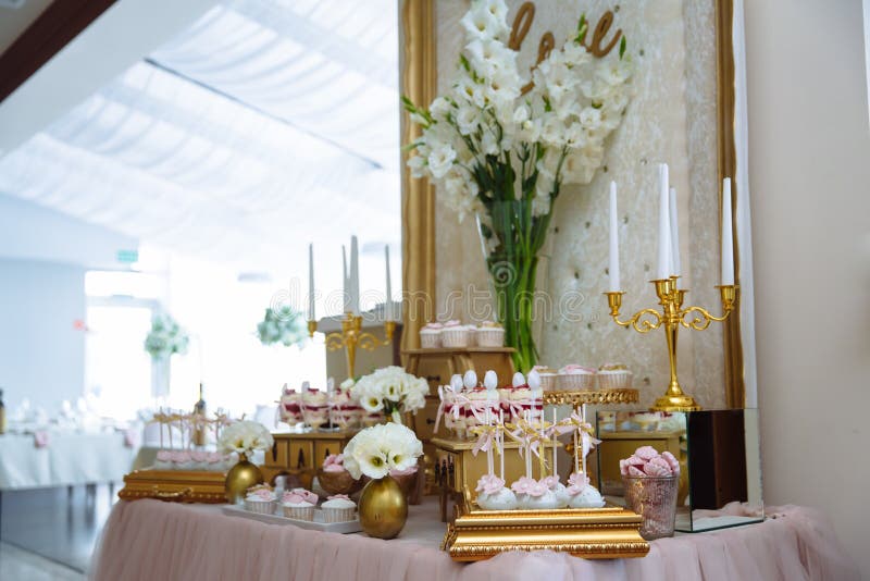 Candy Bar. Table with Sweets, Buffet with Cupcakes, Candies, Dessert ...