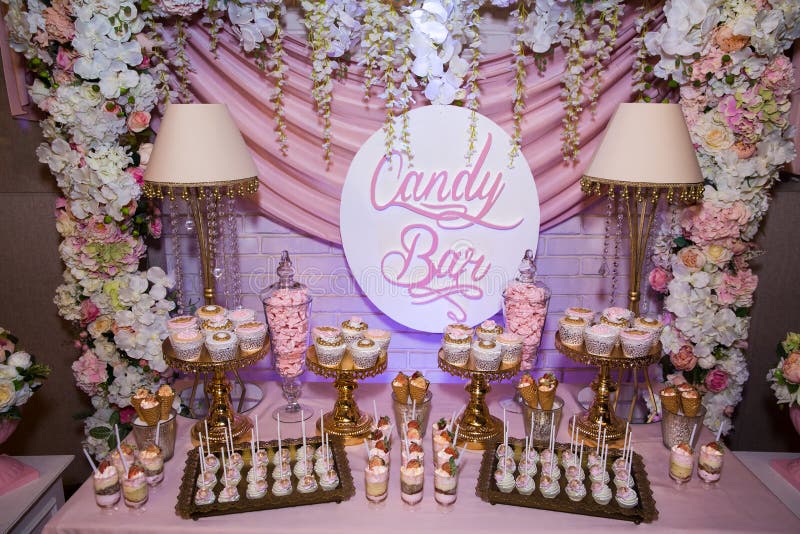 Candy Bar. Table with Sweets, Buffet with Cupcakes, Candies, Dessert ...
