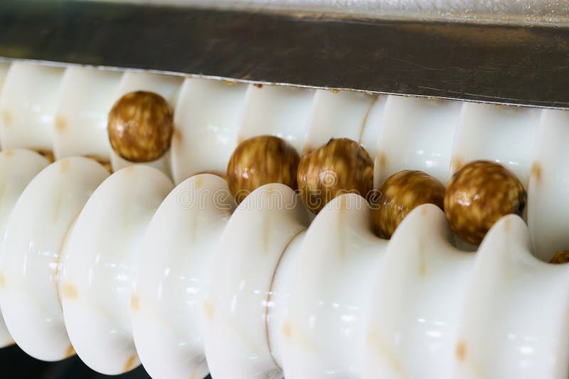 Candy Rounding Process in Rotary Machine Shows Dual-roller Forming Unit ...