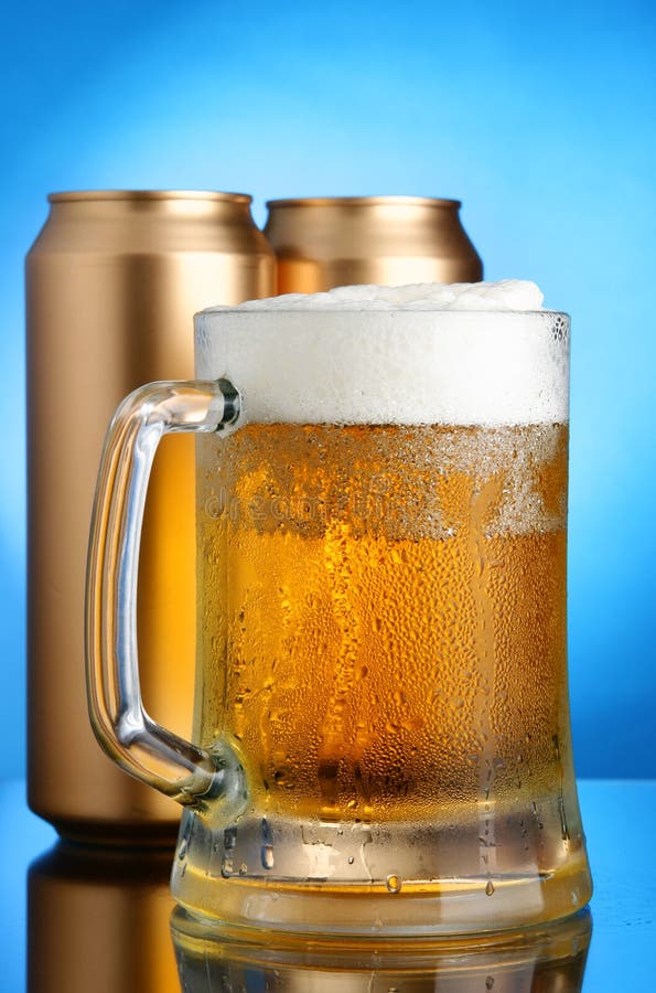 Latas da cerveja e do gelo foto de stock. Imagem de lata - 5623048 Latas da cerveja e do gelo foto de stock. Imagem de lata - 5623048