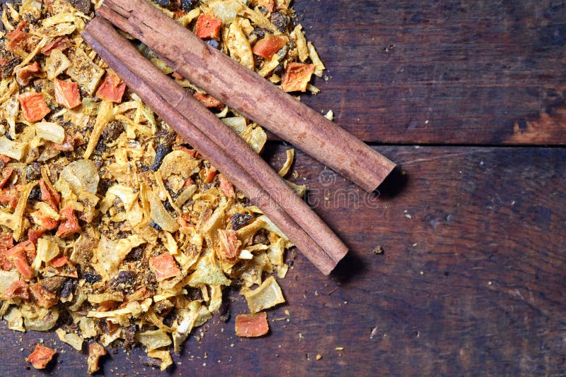 Canela seca na madeira imagem de stock. Imagem de fundo - 47040545