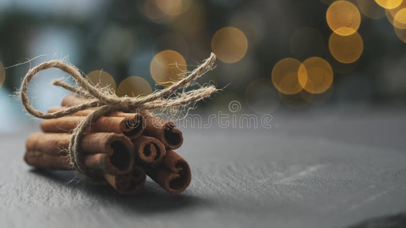 Canela Seca Laminada Em Palitos E Amarrada Video Estoque - Vídeo de ...