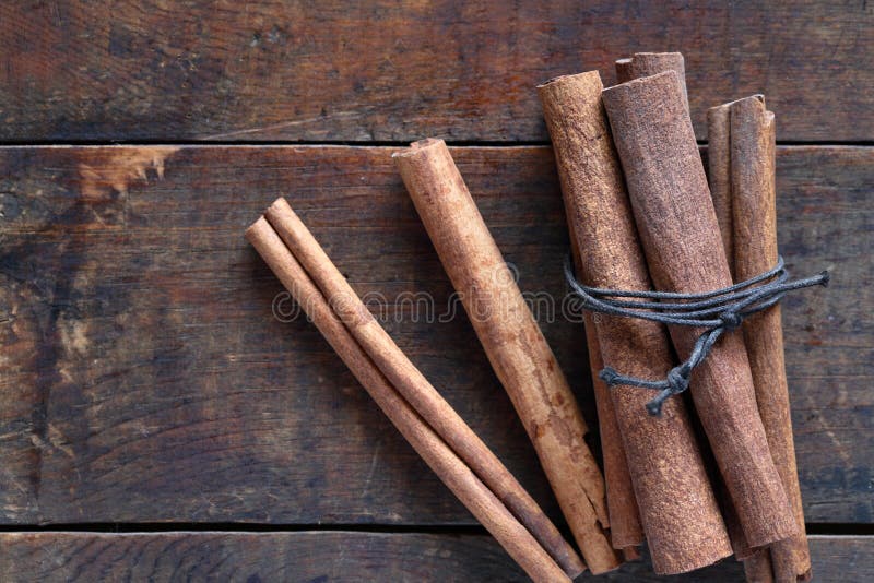 Canela seca na madeira foto de stock. Imagem de canela - 47416128