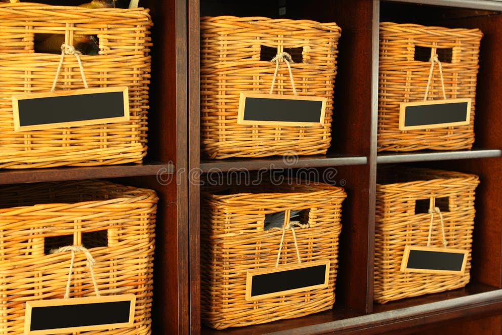 Canestri di vimini immagine stock. Immagine di giocattoli - 31447509